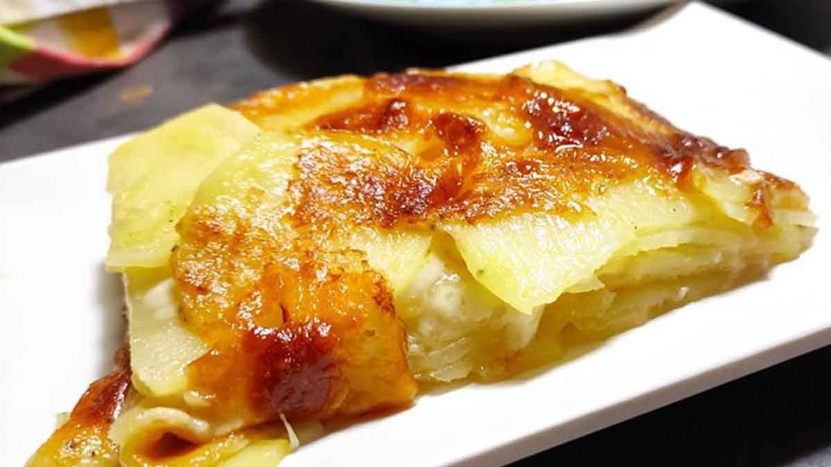 Gratin de pommes de terre avec lait et fromage réconfortant et délicieux